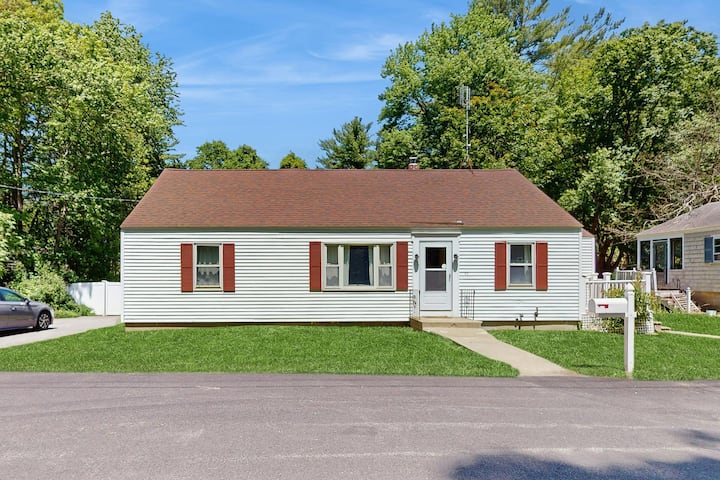 Dog-friendly 3br, Firepit & Yard - Kittery, ME