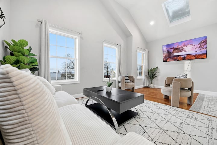 Sleeps 19 • 15ft Celings • Near Nyc - Secaucus, NJ