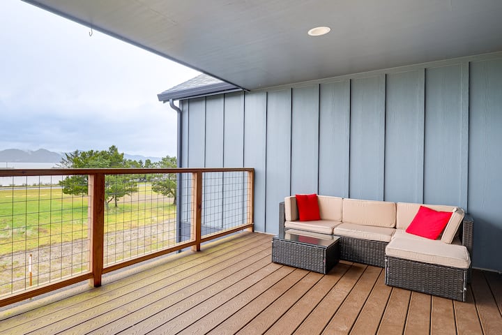 Walk To Marina! River-view Retreat In Hammond - Warrenton, OR