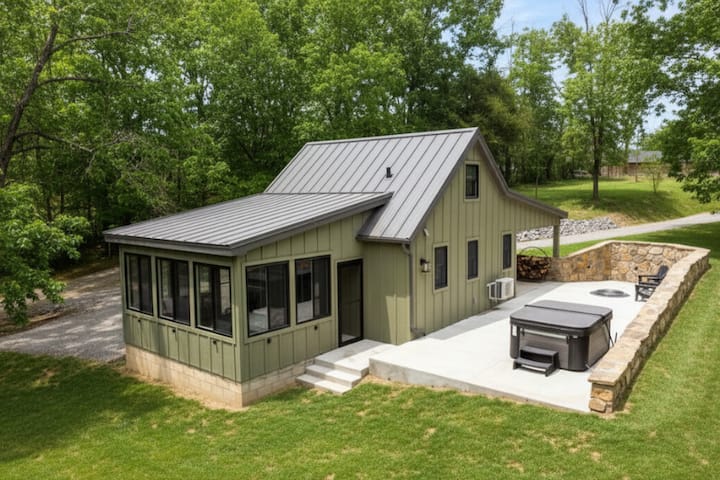 Hot Tub Cabin W/ Screened Porch & Loft Bed - Illinois