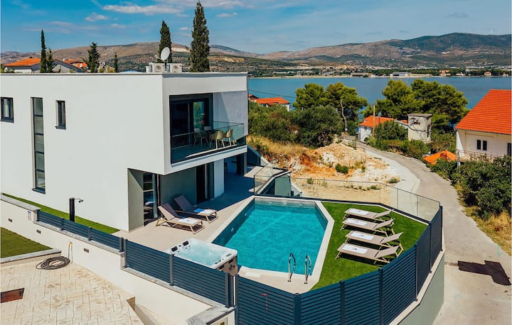 Gorgeous Home In Arbanija - Arbanija