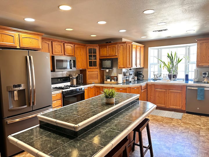 Large Kitchen! Fire Pit,  Pet Friendly, Cul-de-sac - Medford, OR