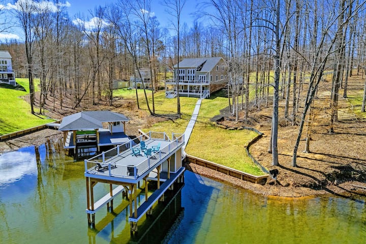 Lakefront Luxury, Dock, Deck, Hot Tub, Theater & G - Lake Anna, VA