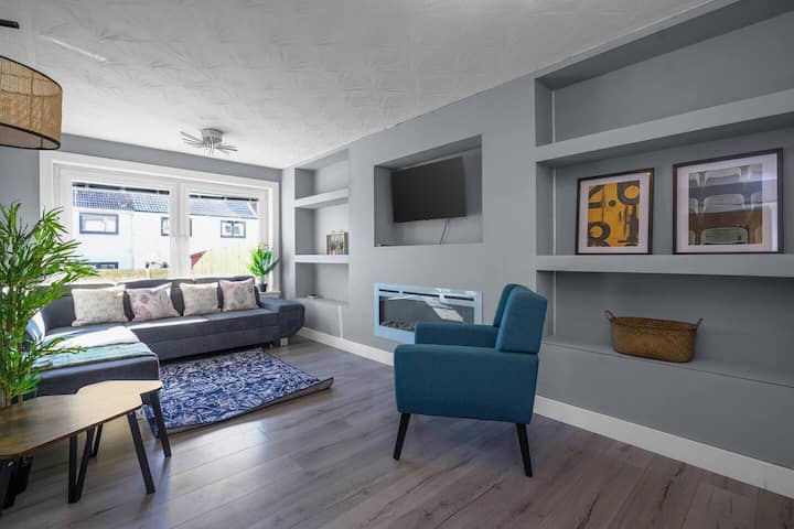 Free Parking | Central | Sleeps 7 | 3 Bedrooms - Livingston