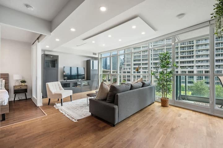Modern Condo, Unbeatable Location + 1 Free Parking - Toronto