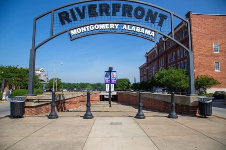 Family & Friends Group Retreat Sleeps 8 Nice! - Montgomery, AL