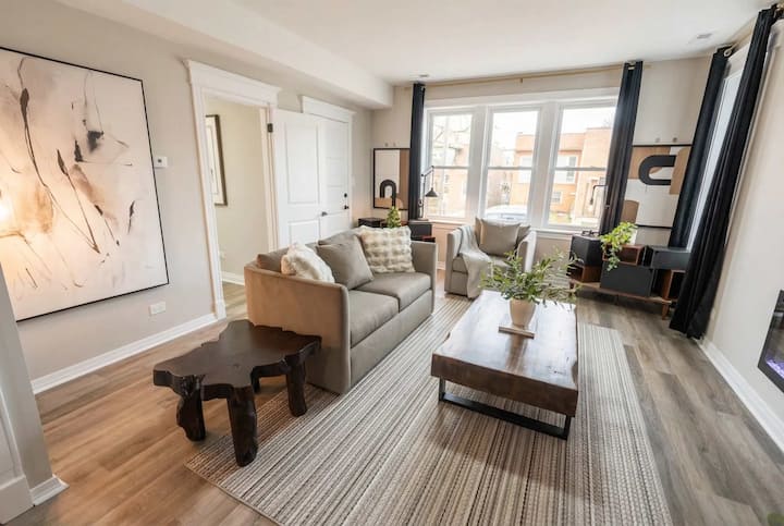 Stylish 2br Chicago Getaway | Modern Design - Chicago, IL
