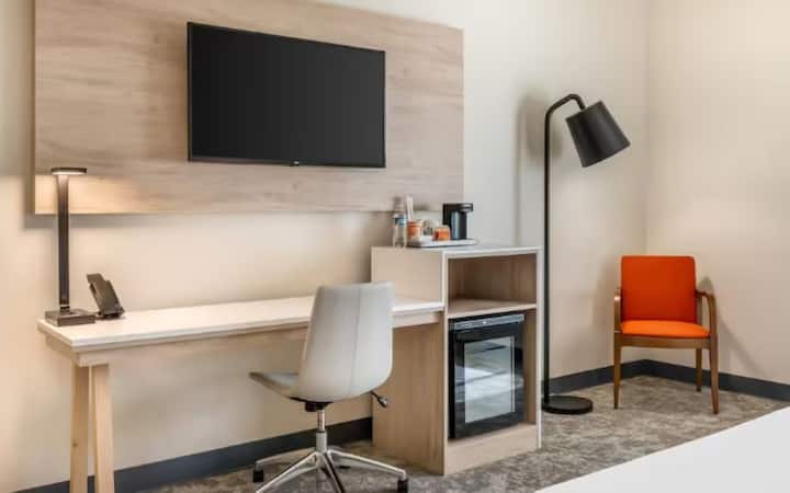 3 Units | Explorer’s Suite: Adjacent To Airport - Pendleton, OR