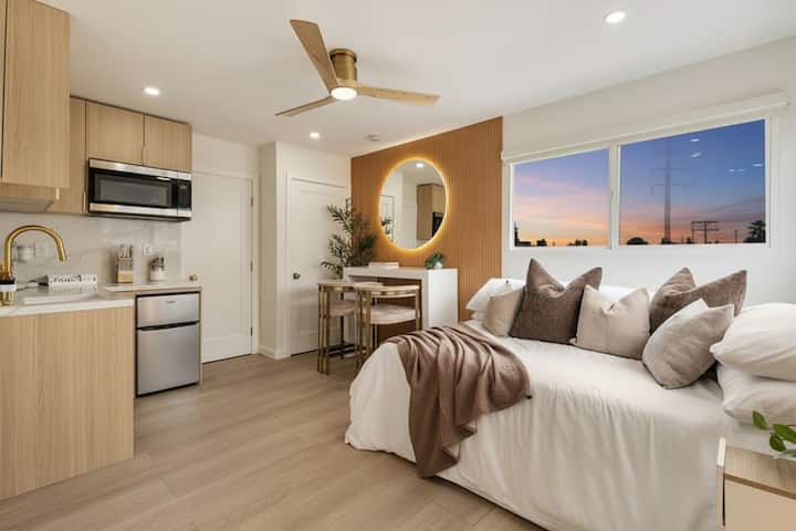 Modern Coastal Studio W/ Balcony & Parking - マンハッタン・ビーチ, CA