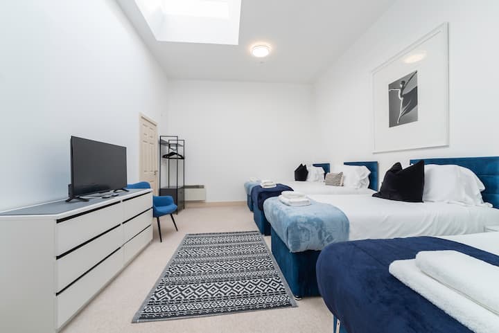 Unique Converted Water Tower 10 Beds Lift Parking - Basingstoke