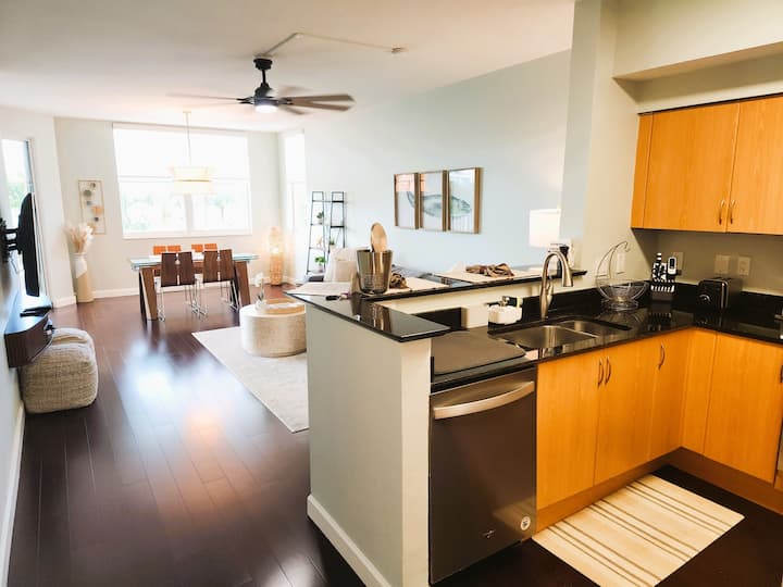 Nestled On The Intracoastal 1br Minutes To Beach - Lake Worth, FL