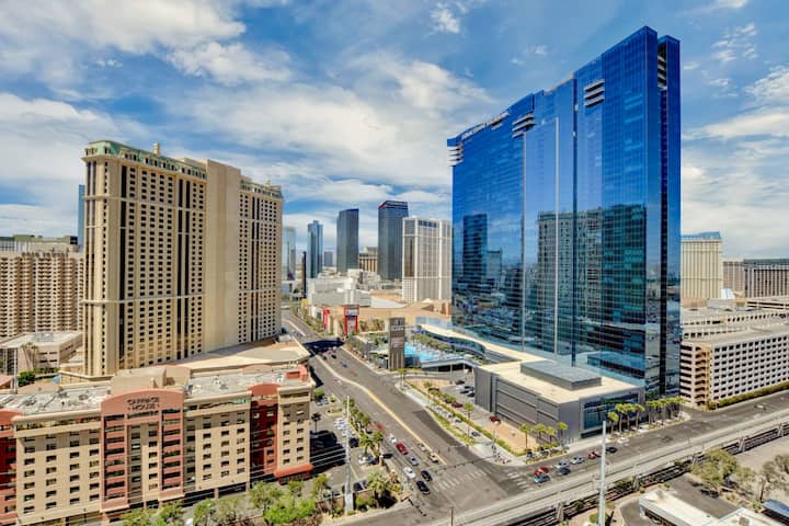 No Resort Fee ! Strip View Suite - Pools & Valet - Paradise, NV