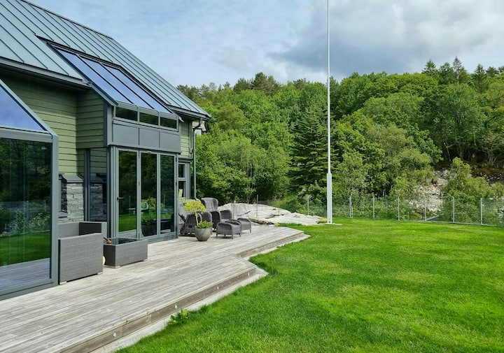 Seaside Holiday Home With Pool And Annex - Fitjar