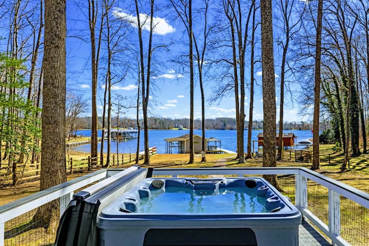 Lakefront Luxury, Hot Tub, Dock, Beach, Games - Lake Anna, VA