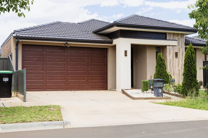 Modern 4br Home • Spacious & Family-friendly - Melton