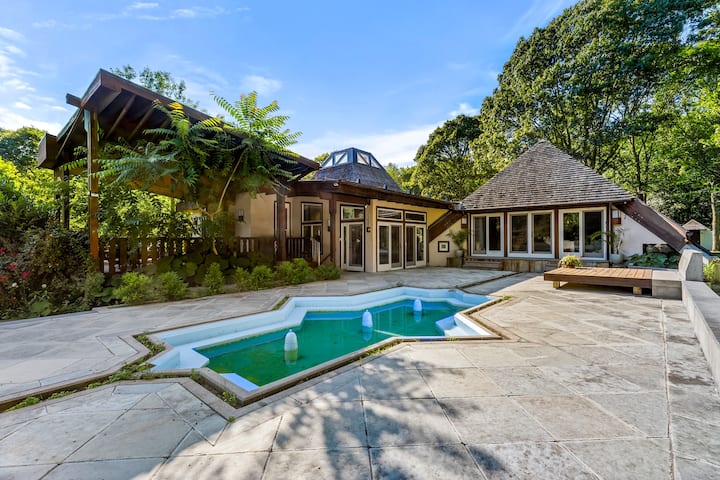 Charlestown Retreat | 2 Pools & Fire Pits - Rhode Island