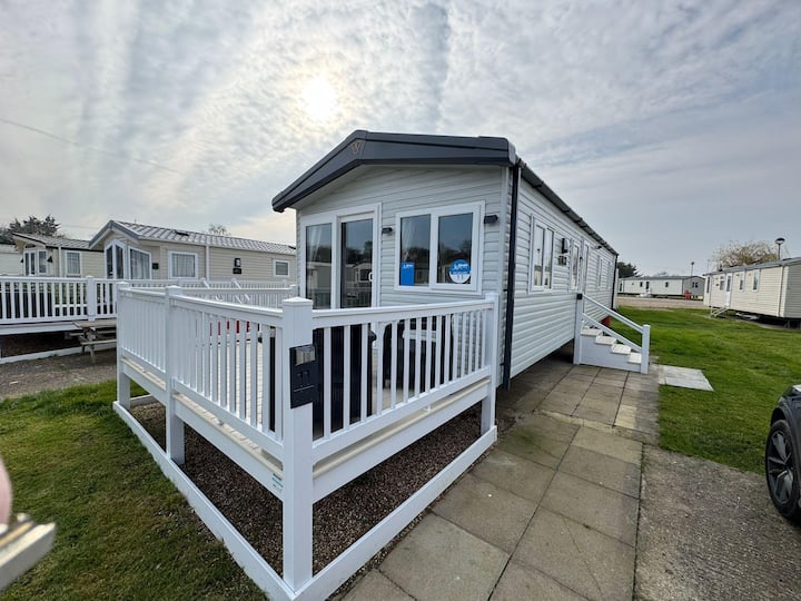 Caravan With Decking At Haven Orchards Ref 15011h - West Mersea