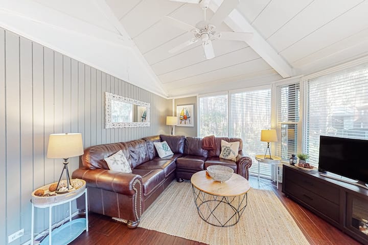 Lofted Villa With Private Deck, Streaming, & W/d - - Hilton Head Island, SC