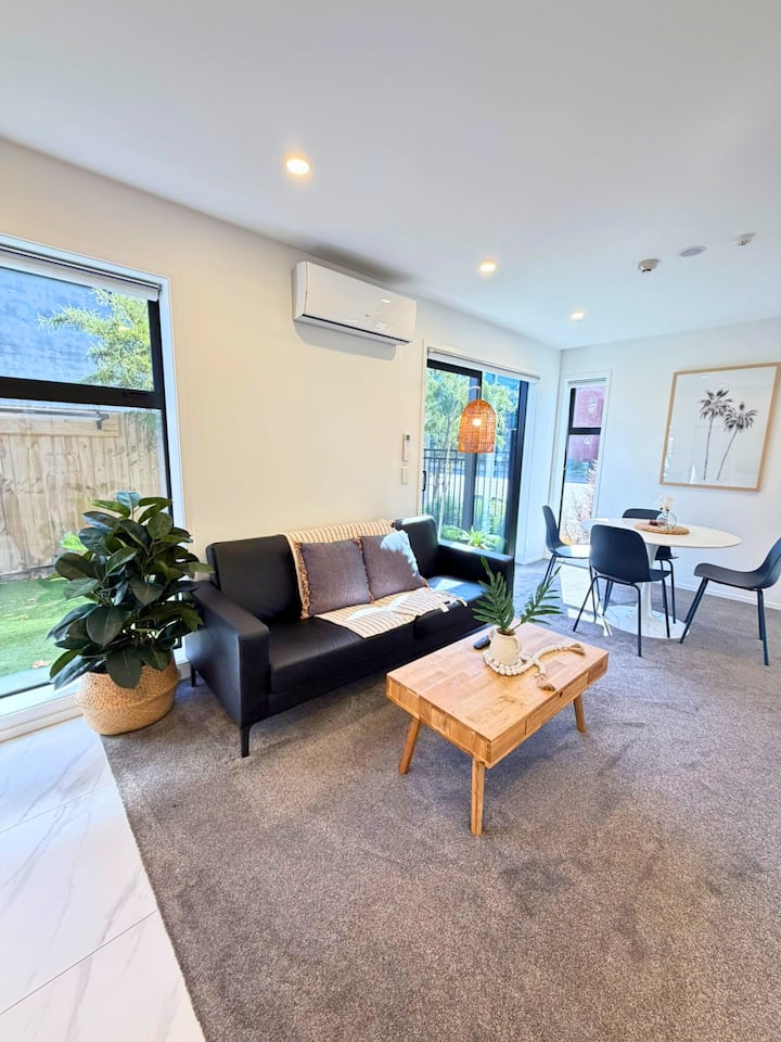 Central 2 Bedroom Townhouse With Private Yard - New Zealand