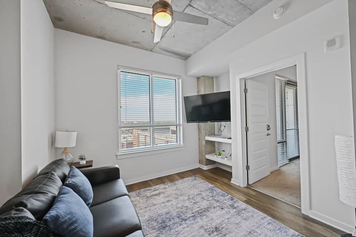 Modern Stay Walkable To King St - Private Balcony - Charleston, SC