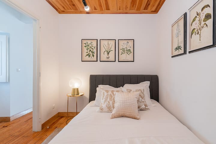 Sun-drenched Alfama Nest W/ Tagus River Views - Alfama