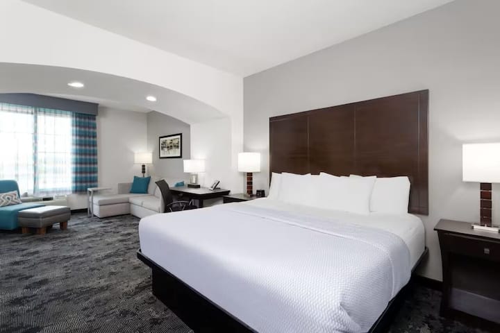 Deluxe King | La Quinta Columbus | Breakfast On Us - Columbus, IN