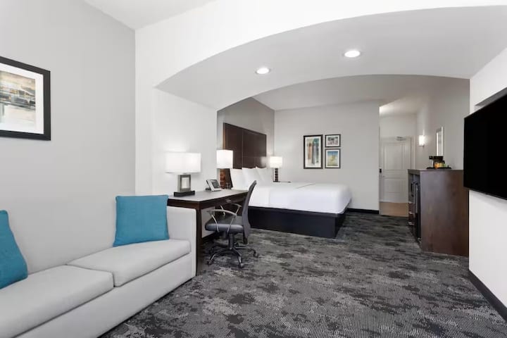 La Quinta Columbus | King Deluxe Exec Room - Columbus, IN