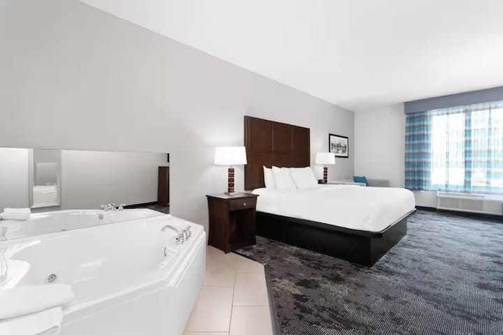 La Quinta Columbus | Pet Friendly King Suite - Columbus, IN