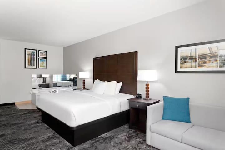 King Deluxe Suite | La Quinta Columbus | Pool - Columbus, IN