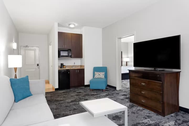 La Quinta Columbus | King 2br Suite | Family Stay - Columbus, IN