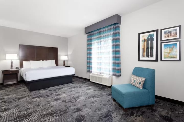 Spacious 2br King Suite | La Quinta Columbus - Columbus, IN