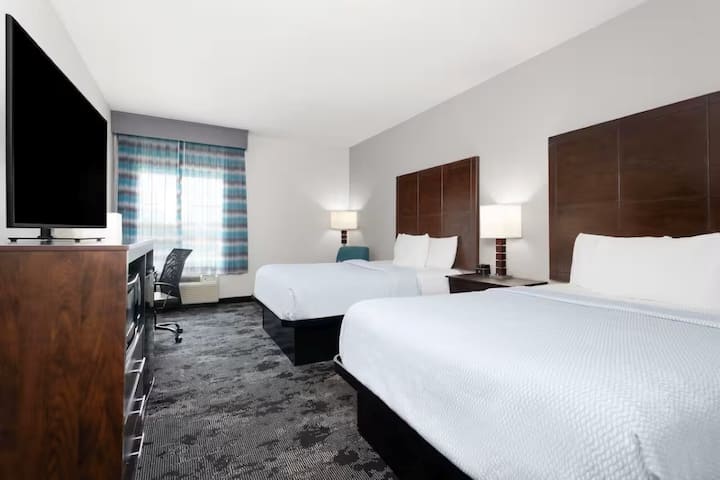 La Quinta Columbus| Queen 2br Suite| Indoor Pool - Columbus, IN