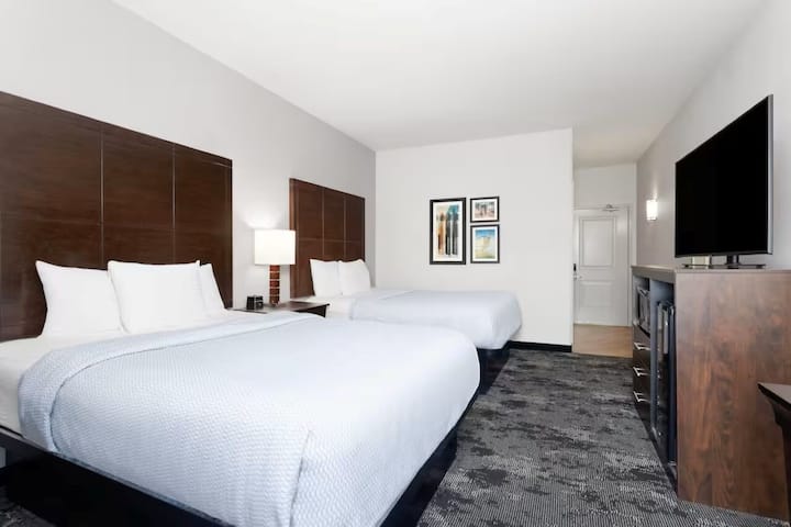 2br Queen Suite| La Quinta Columbus| Extra Space - Columbus, IN