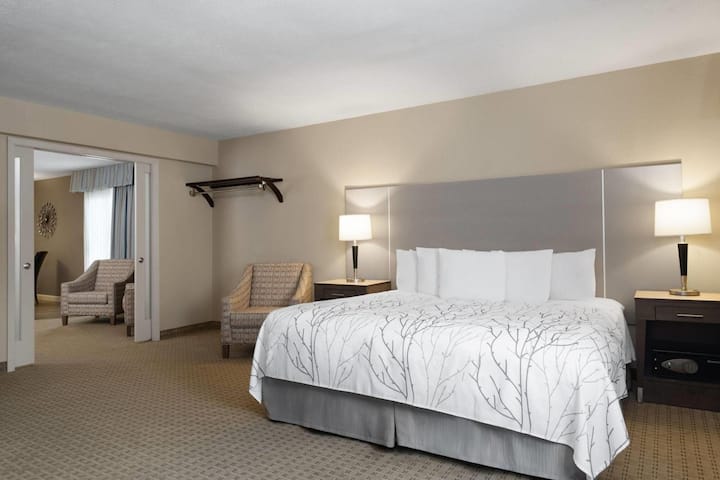 Eastland Suites | 1br King Lux | Home Feeling - Bloomington, IL