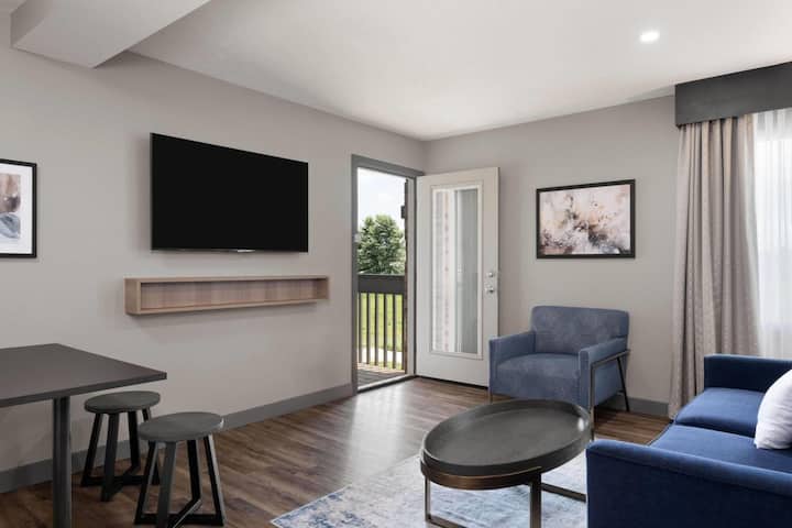 1br King | Eastland Suites | Home Feel W/ Kitchen - Illinois