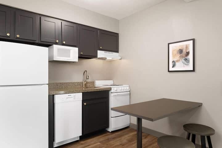Eastland Suites | 1br King | Ideal For Univ Visits - Bloomington, IL