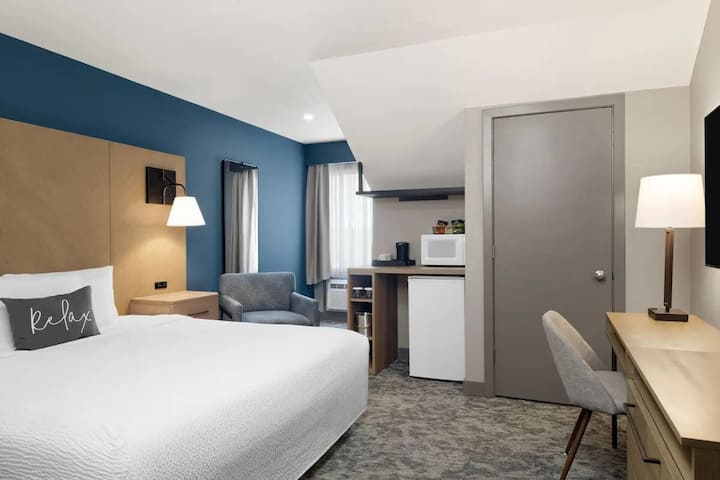 Eastland Suites | King | Isu + Arena Nights - Bloomington, IL