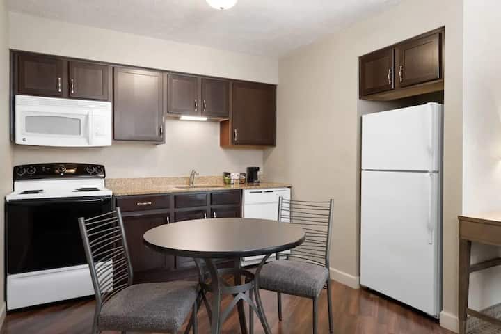 King Studio | Eastland Suites | Extra Space Feel - イリノイ州