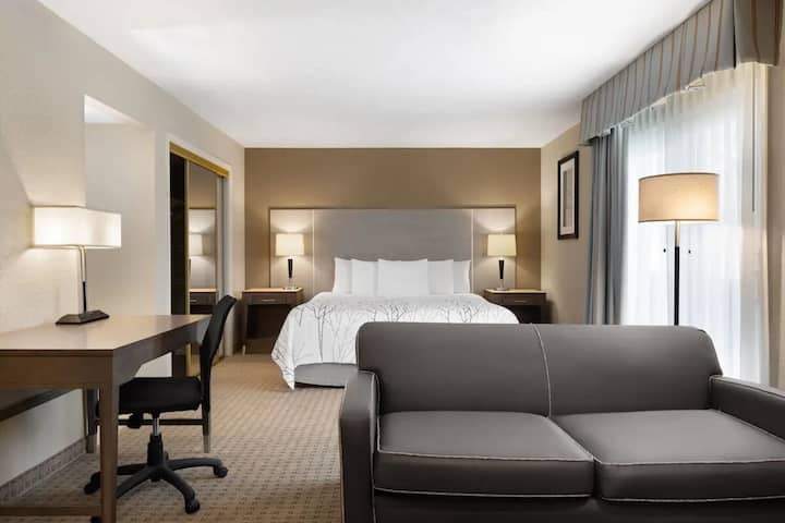 Eastland Suites | King Studio | Cook Your Meals - Illinois