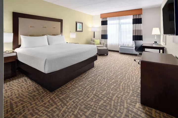 King | Wyndham Buffalo Dt | Stay Close To All - Buffalo, NY