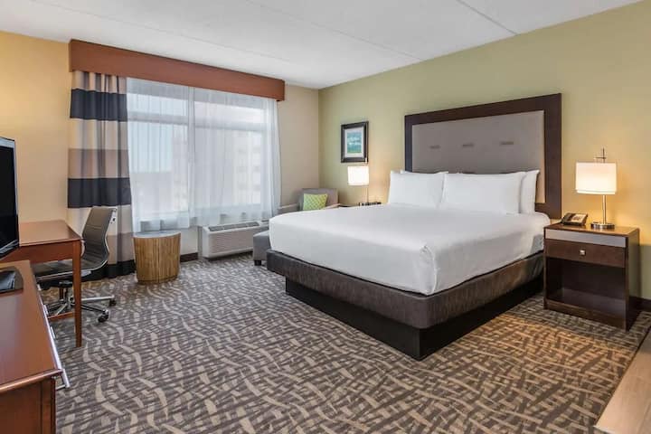 Wyndham Buffalo Dt | King | Easy City Escape - Buffalo, NY
