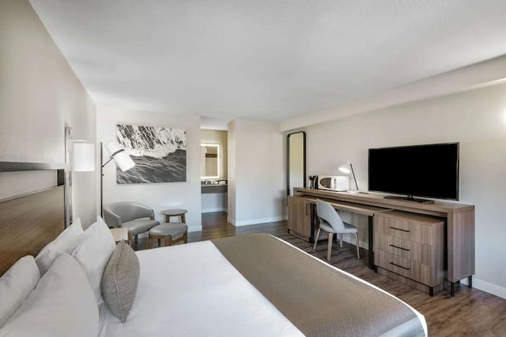 Wyndham Sd | King | San Airport + Heated Pool - San Diego, CA