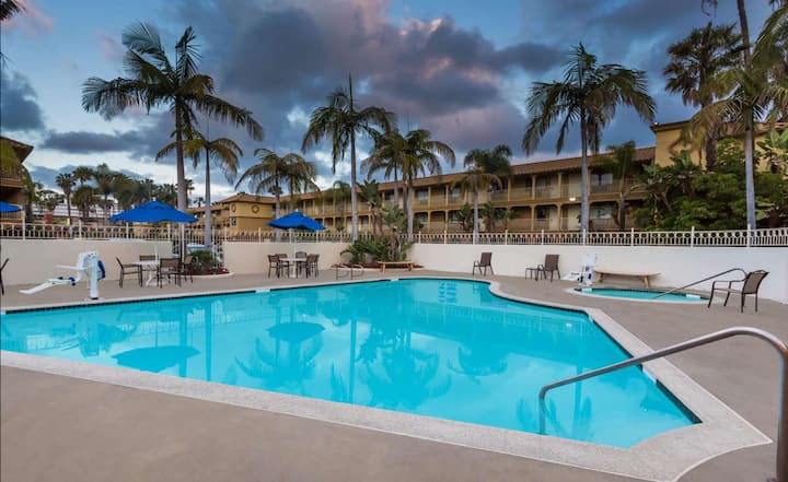 Wyndham Sd | King | San Airport + Heated Pool - 聖地亞哥, CA