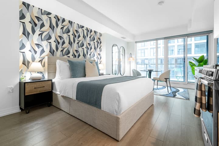 City Escape Studio | Patio | Walk To Eaton Centre - Toronto