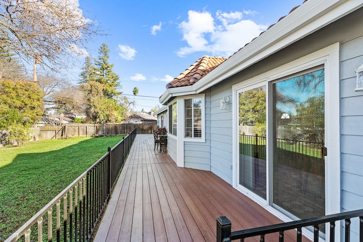 Spacious 6 Br • Patio + Deck • Sleeps 13 - Sacramento