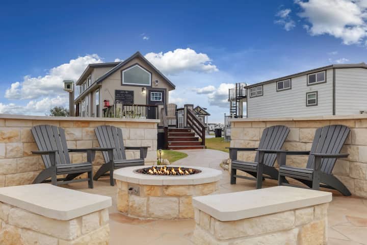 Firefly Music Row - 1br + Loft | Fire Pit - Luckenbach, TX