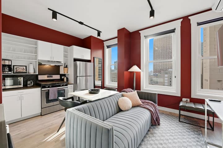 Plymouth Collection: Top Floor With Gym & Rooftop - Chicago, IL