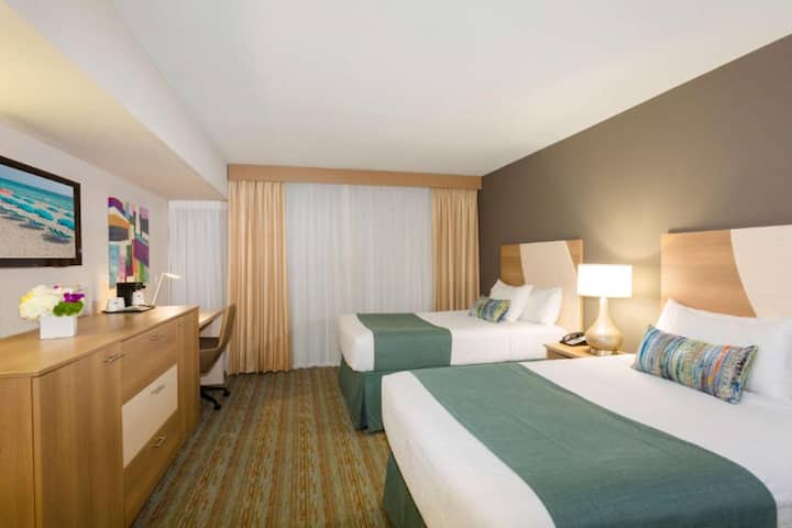 Spacious Coastal Suite W/ Pool And Beach Access - Miami Beach, FL