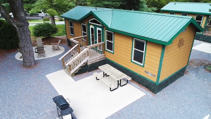 Large Deluxe Patio Cabin |2 Rooms| Sleeps 6 - Middletown, PA