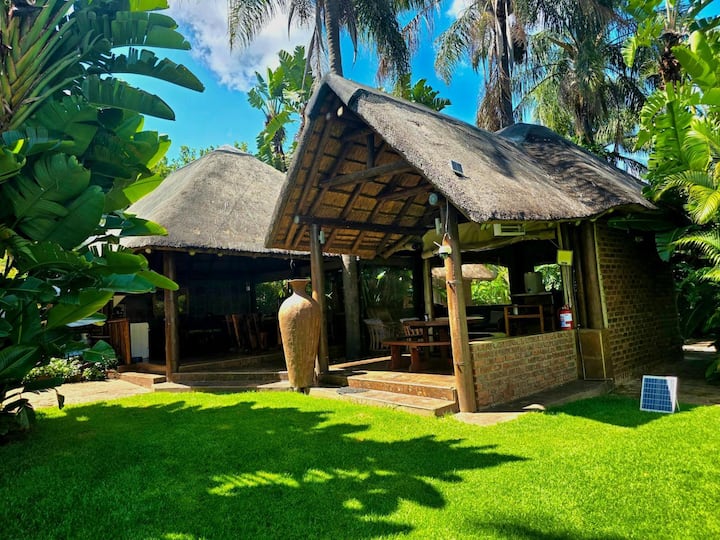 Comfy Thatched Chalet - Bela-Bela